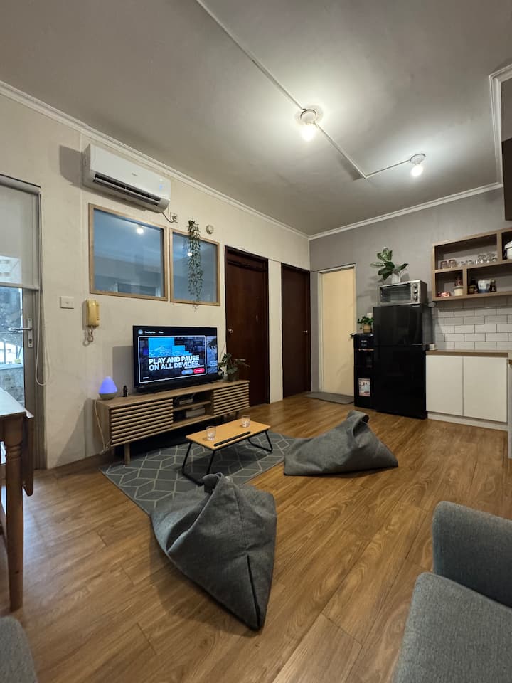 Modern 2br Apartment W/ Pool & Gym | Walk To Malls - Jakarta