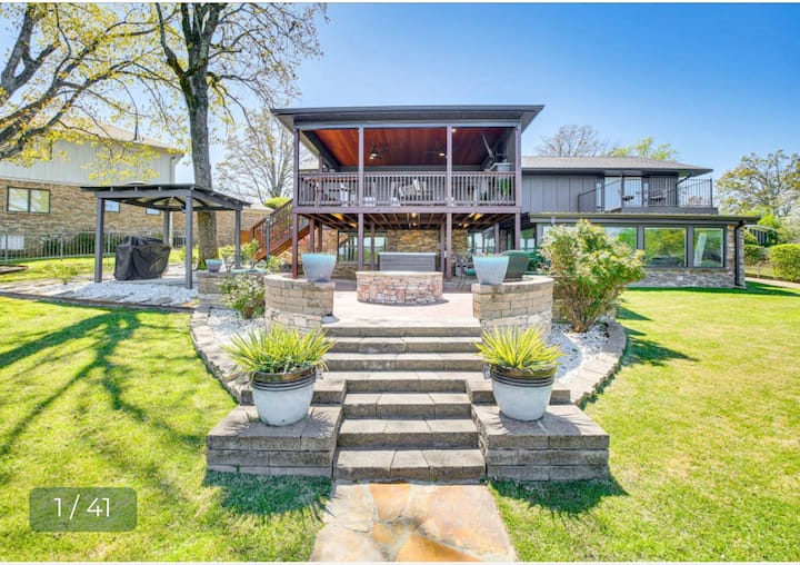 Modern
Lakefront Home
Echo - Lake Hamilton, AR