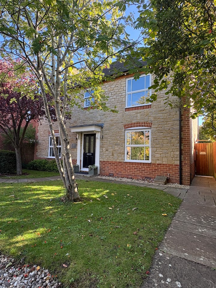 7 Miles To Silverstone Circuit! - Banbury