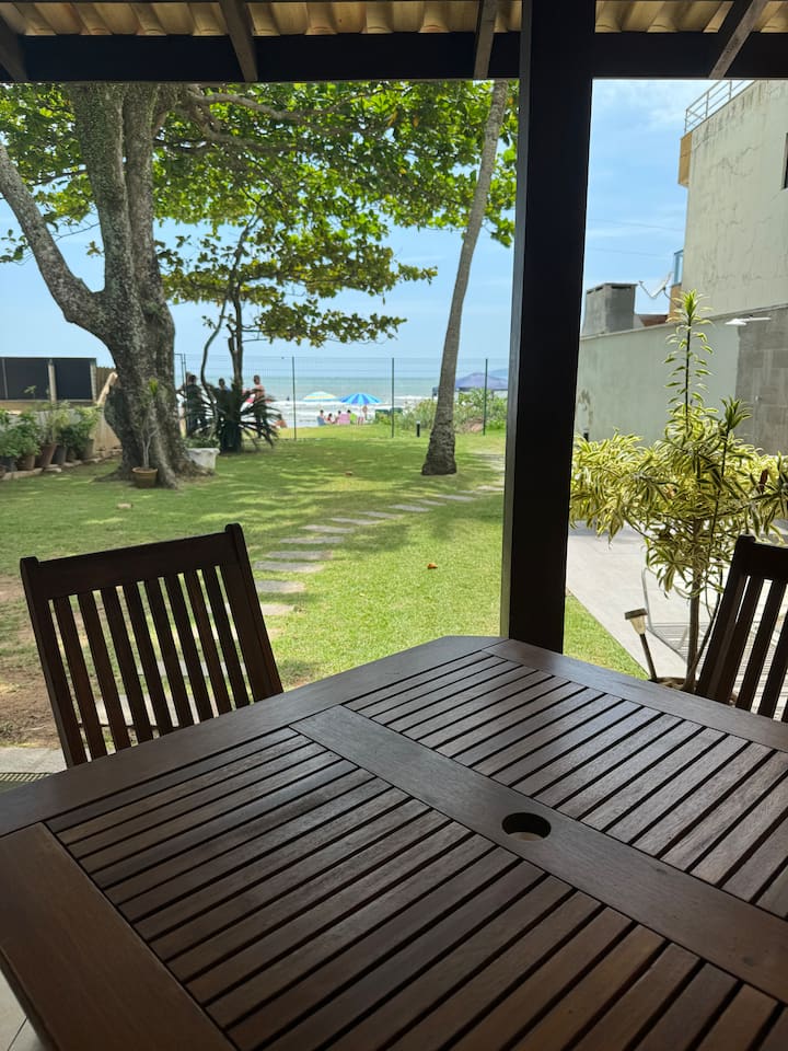 Casa Frente Mar Com Quintal De 4 Quartos E 2 Vagas - Itapema