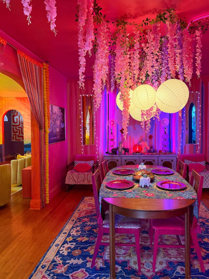 Immersive Rainbow Artist Retreat On Main Street! - Camden, NC