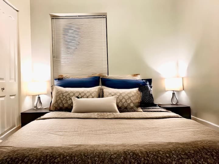 Cozy Bedroom In Wrigleyville (Entire Apt) - Chicago