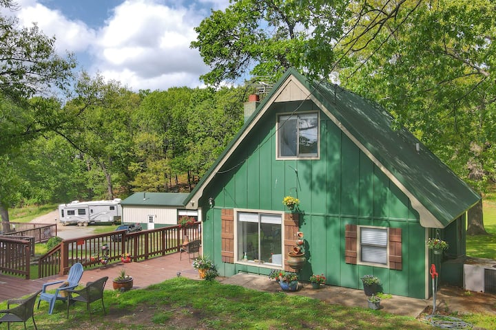Lakefront Cabin: Boat Dock, Pool & Hot Tub - Grove, OK