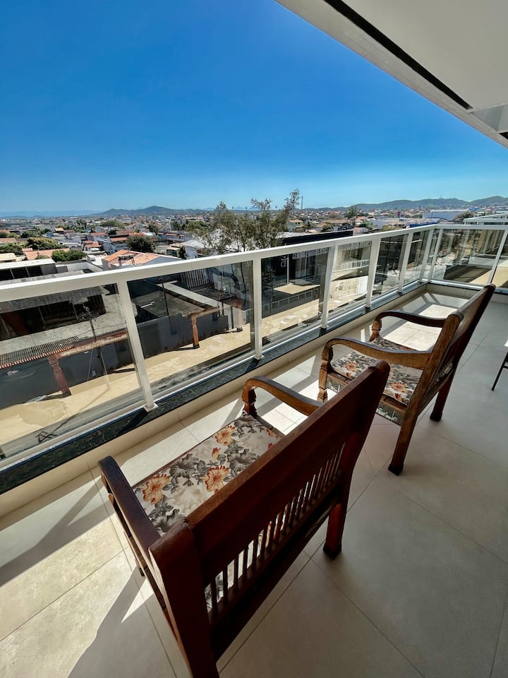 Pôr Do Sol Na Varanda Com Vista Da Cidade - Cabo Frio