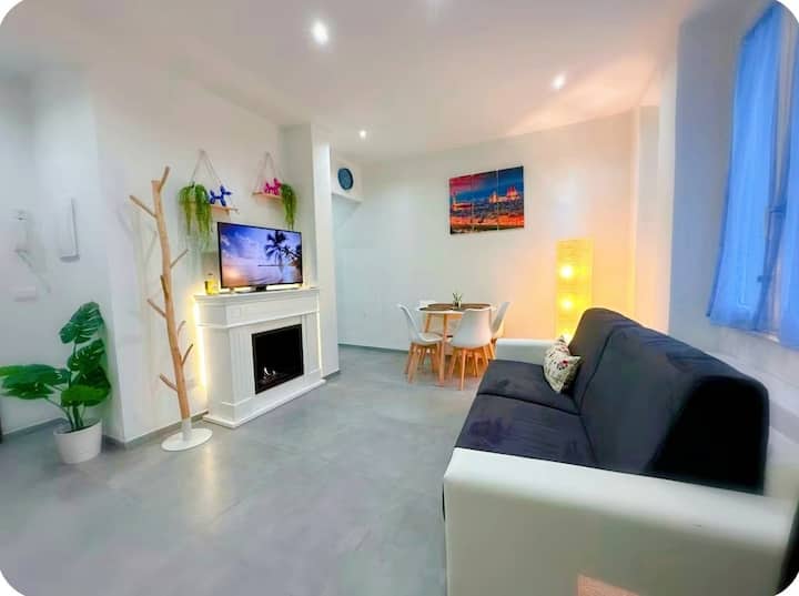 Arthouse/netflix/ Playstation 5/vicino Stazione - Florence