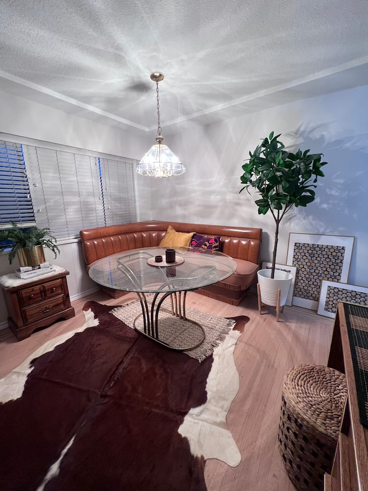 "Good Old Days: Retro Airbnb” - Richmond, Canadá