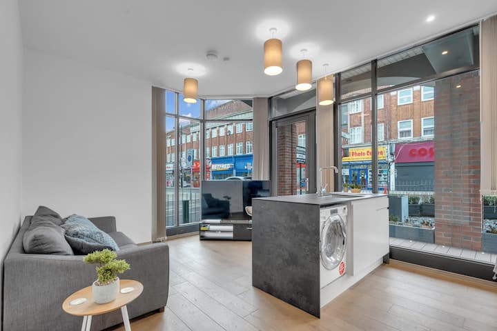 New Modern Apartment In West London - London Heathrow Airport (LHR)