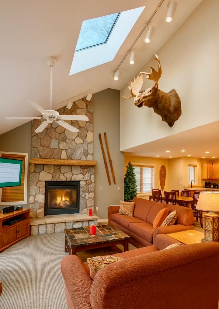 Spacious Crystal Mtn Retreat – Golf, Ski & More! - Thompsonville, MI