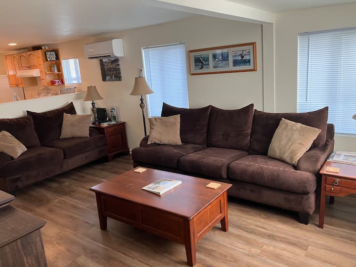 Home In Springfield With Large Yard And Driveway - Springfield