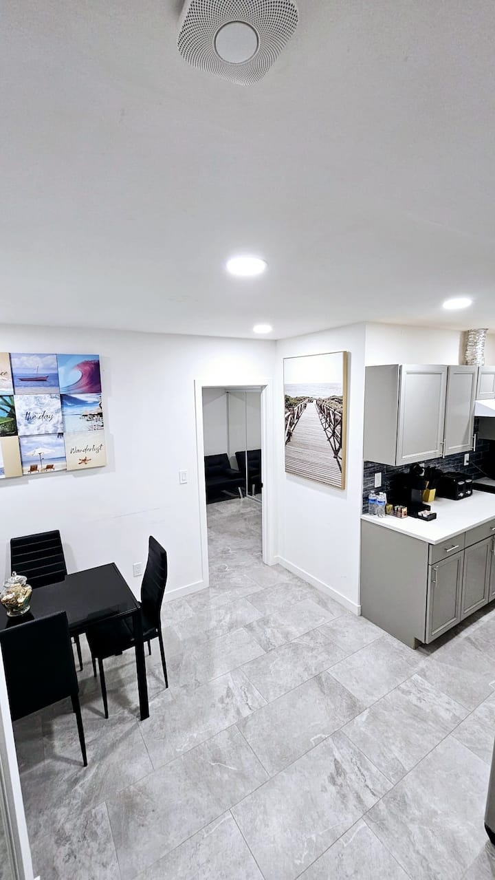 Private Apartment With Laundry In The Unit. - West Palm Beach, FL