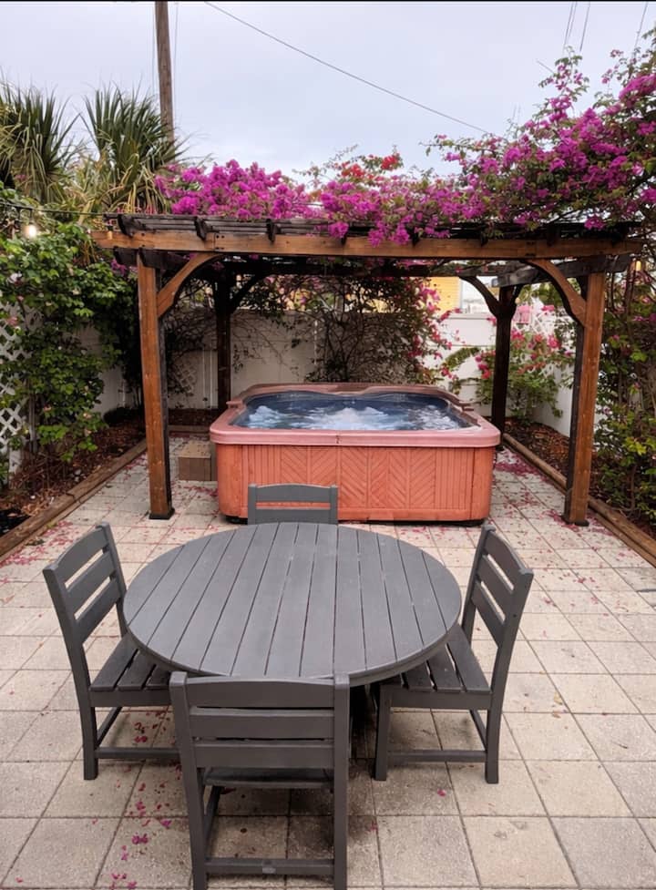Private Hot Tub Oasis | Artistic Ybor Tiny House - Tampa, FL