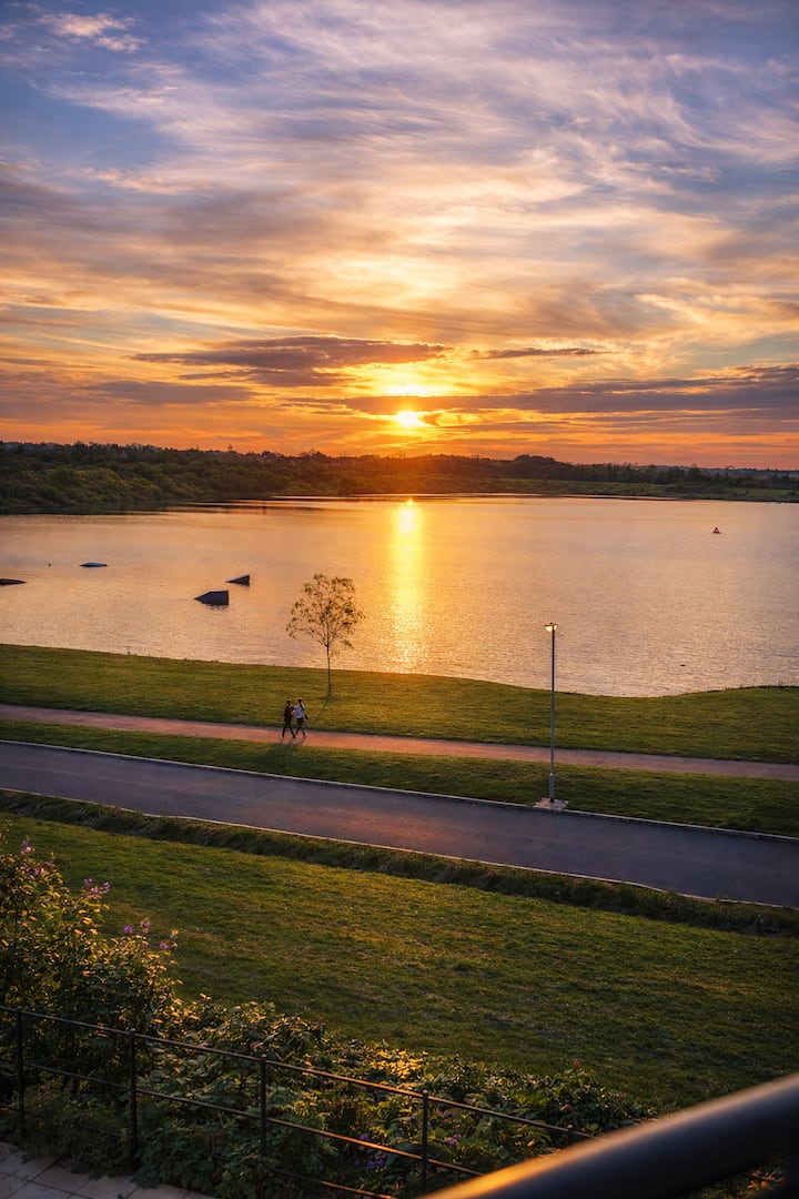 King Bed And Lake Views, 2 Bedroom Apartment - Peterborough, Royaume-Uni