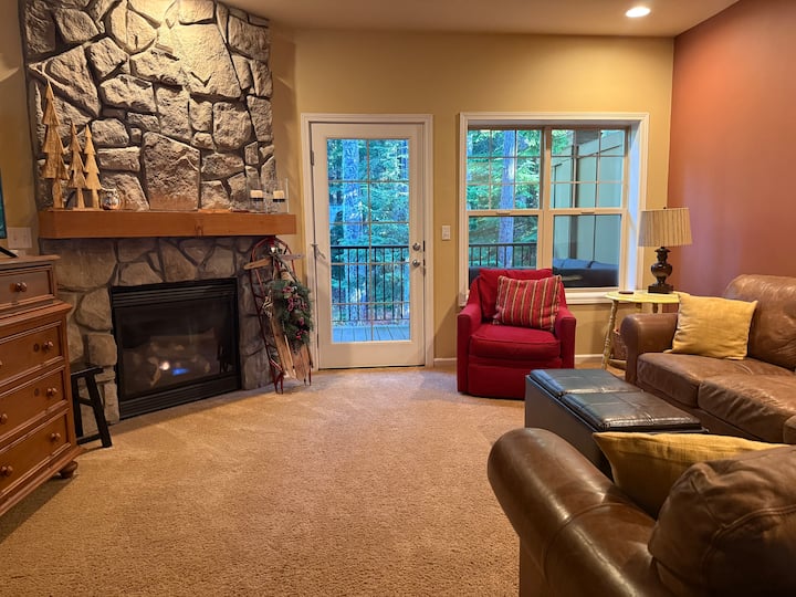 Cozy Govy Retreat • Forest View + Hot Tub+ Sauna - Government Camp, OR