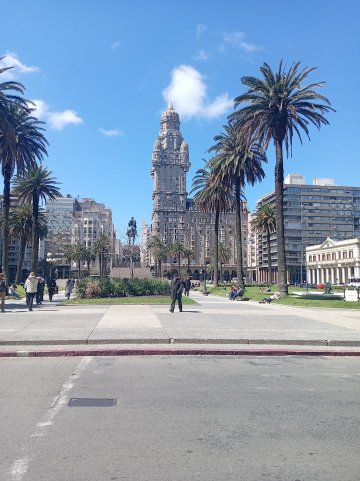 Tu Refugio Centrico, En Casco Antiguo. - Montevideo