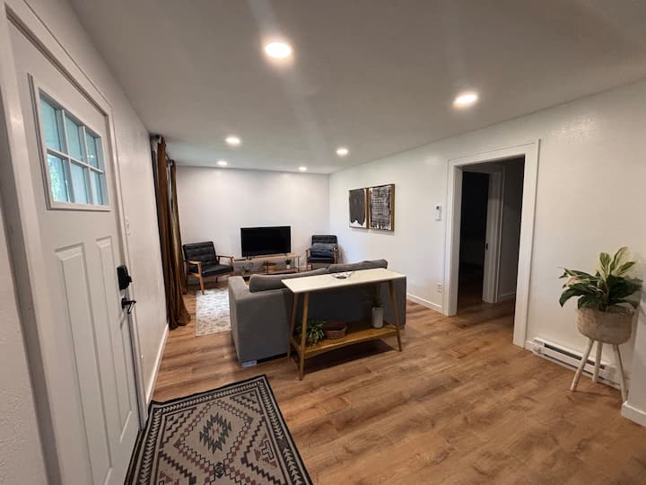 Bright & Updated Morningside Home | Sleeps 6 - Sioux City, IA