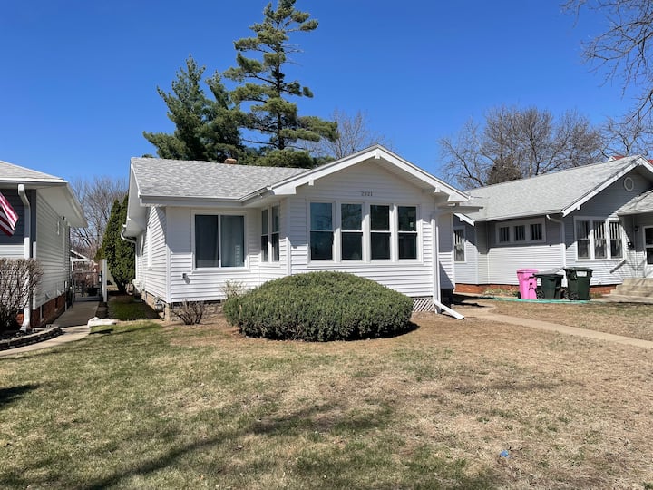 Renovated Bright 2‑bed W/ Private Patio - Sleeps 6 - Sioux City, IA