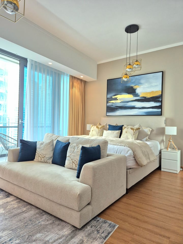 Luxury Marina Waterfront Apartment - Dubai