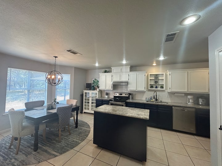 Bright, Charming Home - Cedar Park, TX