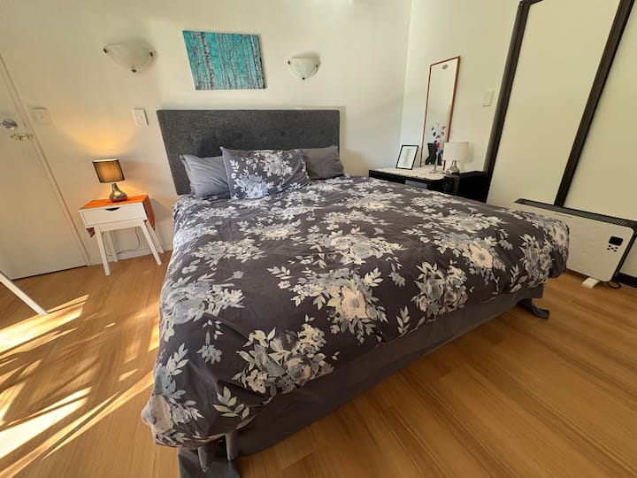 Room #1 King Size Bed, Patio, Garden Tv Fridge - Blenheim