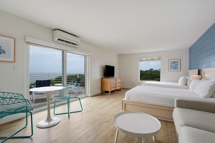 Large Unit W/ Private Beach Access! Bike Rentals - Florida Keys, FL
