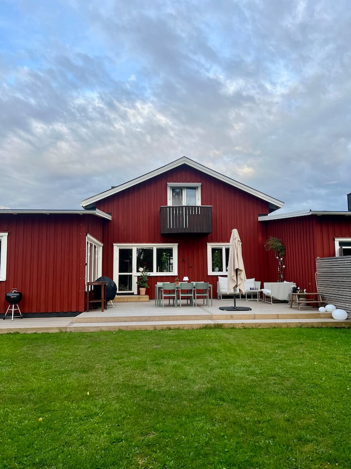 Rymligt Hus Nära Centrum Och Natur - Umeå