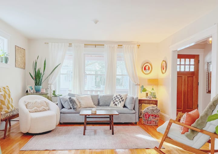 * Comfy, Stylish Apt. Near Uni's, Driveway * - Cambridge, MA