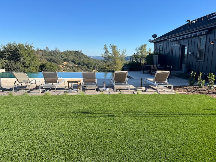 Amplia Casa Con Excelente Vista Y Nueva Piscina Infinita / Jacuzzi. - Cloverdale, CA