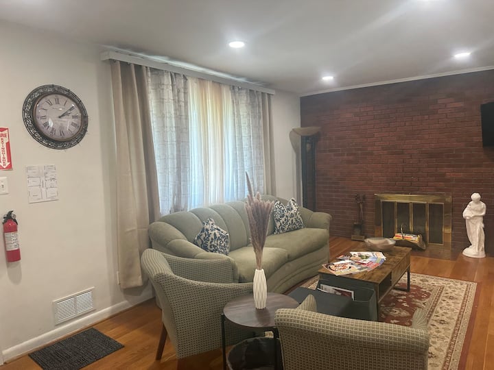Modern-antique Eclectic Location - Largo