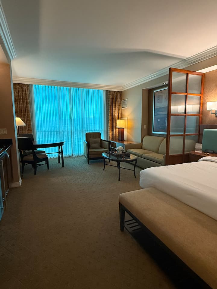 Golf & Mtn Views! Spacious Suite With Jacuzzi Tub - 라스베이거스 스트립