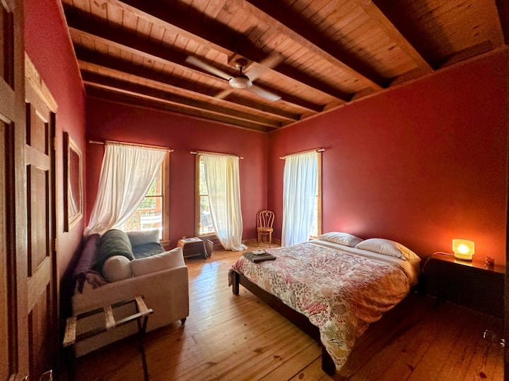 Rustic Cabin In The Woods - Athens, GA