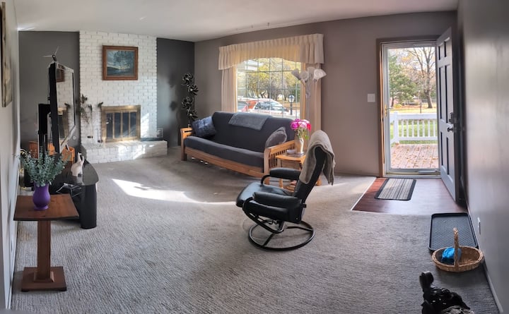 Private 1br Home Near I-70 - 勞倫斯郡