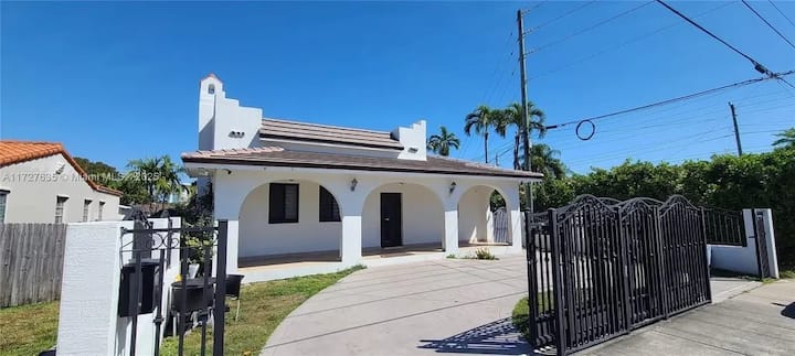 Shenandoah Home Near Brickell And Coconut Grove - Miami, FL