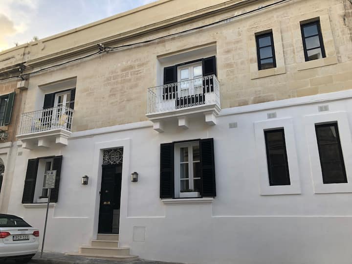 Ensuite Room, At 2 Hookham Frere. Central Malta. - Valletta