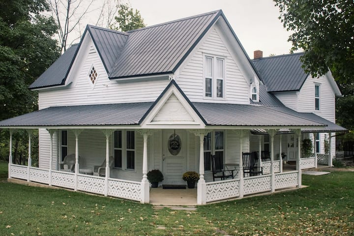 Stunning Victorian Farmhouse - Strafford, MO