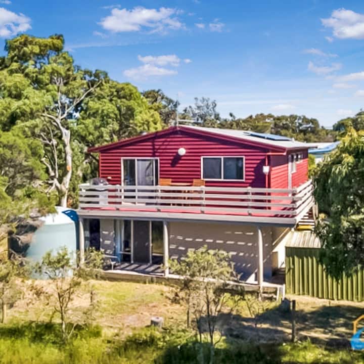 3br Modern Lakeside Escape, Beach & Park Views - Loch Sport