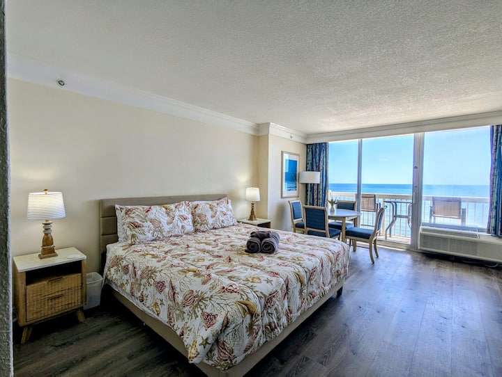 Oceanfront Condo W/ Private Balcony & Beach View - Daytona Beach