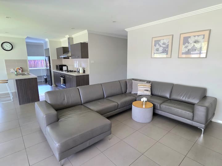 Spacious & Cosy 4-br Single Storey Home - Camden