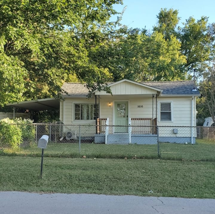 Cozy 2 Bd W/fenced In Yard - Springfield, MO