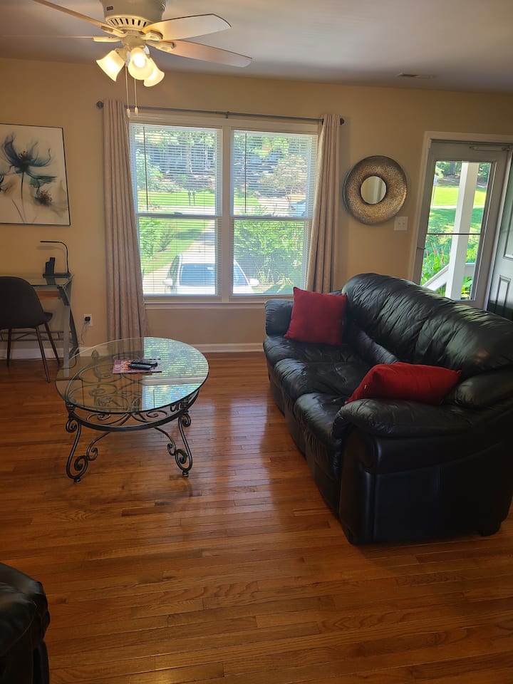 Clean, Comfy, Convenient Downtown Cary Townhouse - Cary, NC