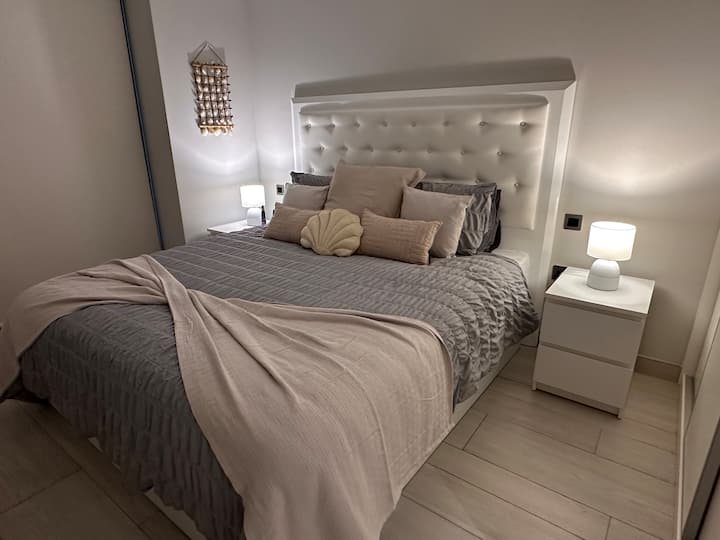 Marina Club - Spacious Airbnb By Ocean Village - Gibraltar