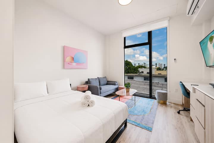 Boutique Studio With Work Desk In Little Havana - Miami, FL