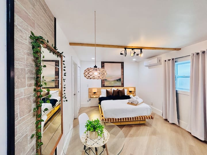 "Chic/cozy Petite Studio •"Spa-inspired Shower. 1” - Tampa, FL