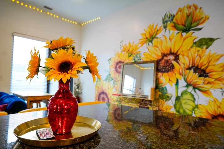 Sunflower Suite [2bdrm/2bath] Near Mass Street! - Lawrence, KS