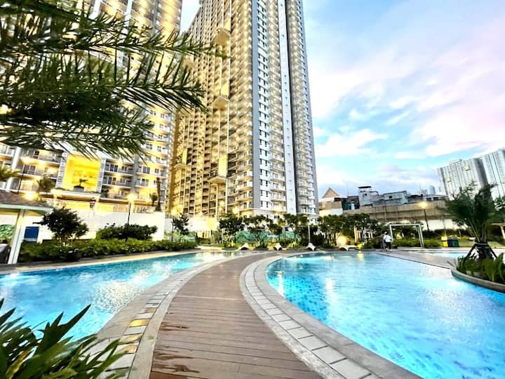 Sleek 1br W/ Balcony, Parking Near Rizal Med Ctr - Pasig