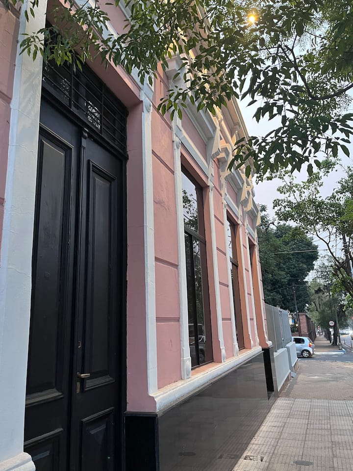 Casa Colonial Amplia Y En Excelente Ubicación - Asuncion