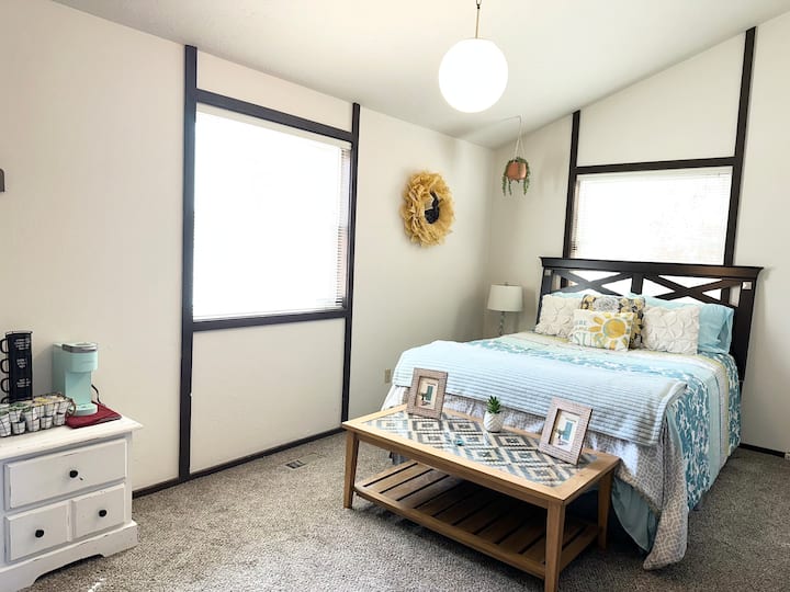 Bright, Cheery Travel Nurse Room - Boise, ID