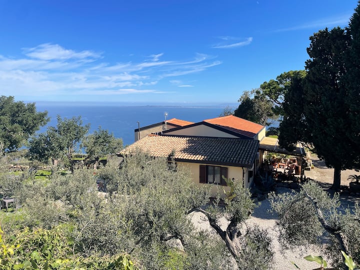 Bouganville In Villa Greco - Oliveri