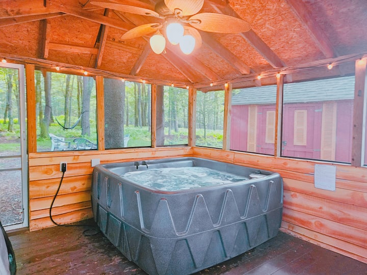 Tiny Home With Wii & Private Hot Tub Near Lake - Moscow, PA