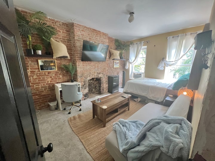 Cozy Exposed Brick - Brooklyn, NY