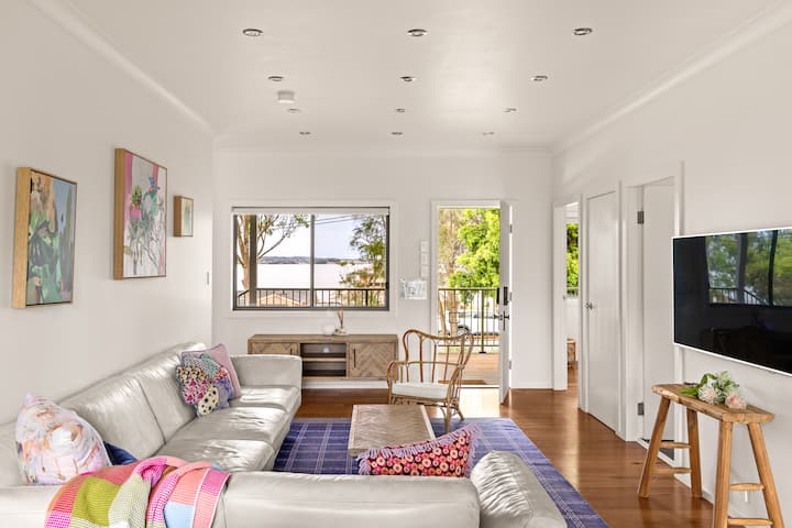 Breathtakingly Charming Cottage With Water Views - Toukley